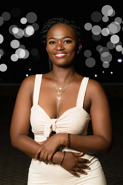 Download Sexy Brown Skinned South African Woman Wallpaper