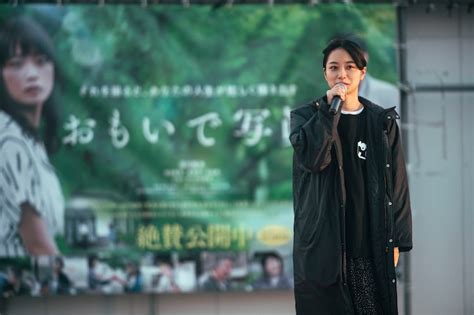 「おもいで写眞」深川麻衣と香里奈がドライブインシアター登場、光の景色に感激（映画ナタリー）