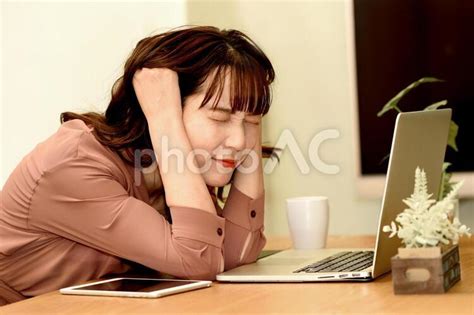 パソコンの前で悩む若い女性 No 3063794｜写真素材なら「写真ac」無料（フリー）ダウンロードok