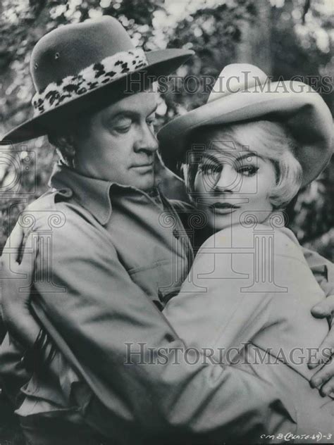 1963 Press Photo Bob Hope And Anita Ekberg In Call Me Bwana Cvp06229