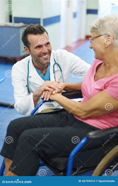 Hogere Vrouw Die Op Rolstoel Door Arts Toejuichen Stock Foto Image Of