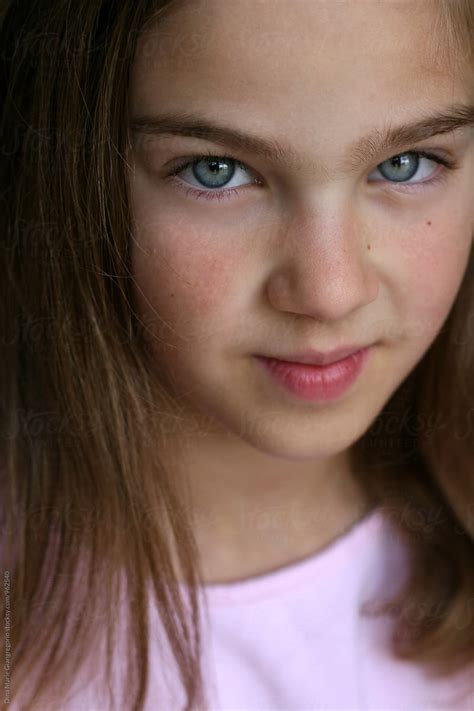 «portrait Of Beautiful Blue Eyed Girl Wearing Pink Del Colaborador De
