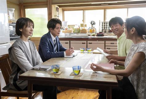 【写真 4 4枚】カンテレ提供 中山美穂＆寺脇康文：波瑠主演「魔法のリノベ」初回にゲスト出演 ドラマ初共演で夫婦役 Mantanweb
