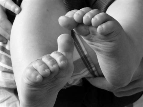 무료 이미지 검정색과 흰색 화이트 사진술 피트 다리 손가락 어린이 검은 단색화 팔 아가 입 닫다