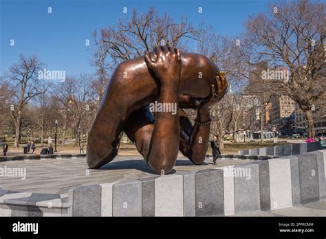 Boston Massachusetts Usa 21 März 2023 Die Skulptur Embrace Im