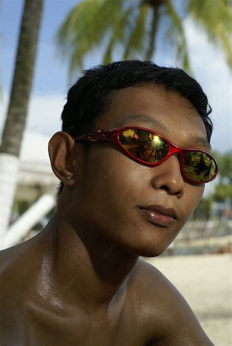 Fundo Homem Malaio Asiático Na Praia óculos De Sol De Homem étnico Foto