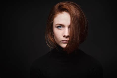 배경 화면 얼굴 검은 여자들 단색화 빨간 머리 모델 초상화 간단한 배경 긴 머리 파란 눈 사진술 아름다움