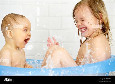 Frère Et Sœur Dans Le Bain Banque De Photographies Et Dimages à Haute