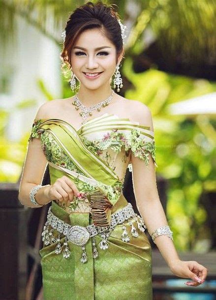 ปักพินโดย Anyta Phuonganh ใน Dress Wedding And Fashion Khmer เสื้อ