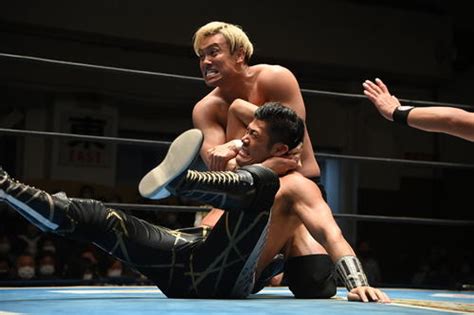 【新日本】iwgp世界王座の前哨戦で王者オカダ・カズチカと挑戦者sanadaがにらみ合い プロレス 日刊スポーツ