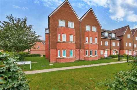 2 Bed Property For Sale In Outfield Crescent Wokingham Berkshire Rg40