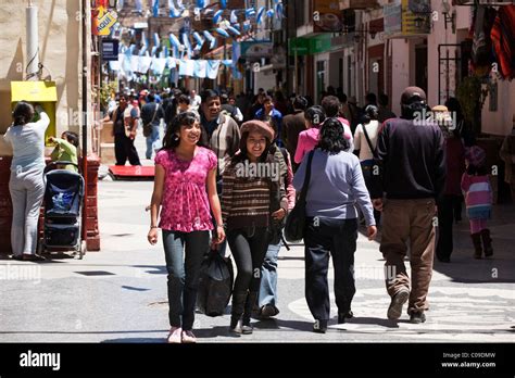 Dos Chicas Caminando Por La Calle Maion De Puno Jr Lima Fotografía De