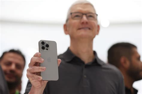 Apple Ceo Tim Cook Visits China As Iphone 15 Faces A Rocky Start