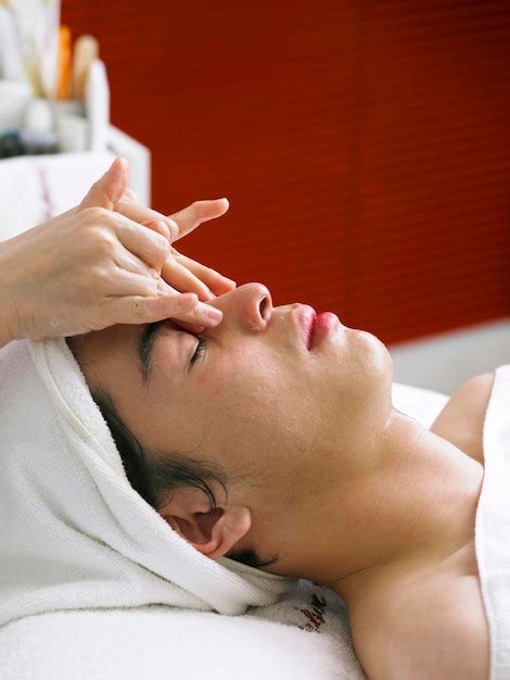 Premium Photo Cropped Hands Of Massage Therapist Massaging Man