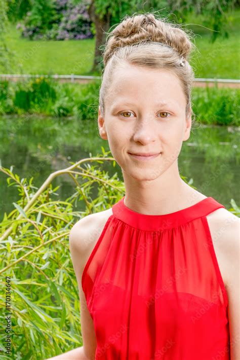 Junges Hübsches Mädchen Im Sommer Mit Hochsteckrisur Und Rotem