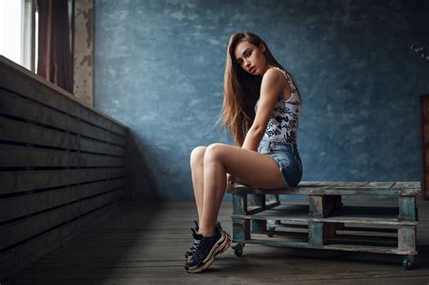 배경 화면 여자들 모델 갈색 머리의 초상화 긴 머리 탱크 탑 뷰어를보고 장 반바지 운동화 좌석 실내의 여성