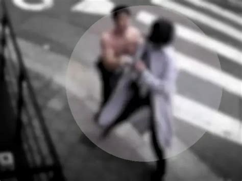上半身裸で通勤途中の女性に襲い掛かる＝韓国ソウル Wowkorea（ワウコリア）