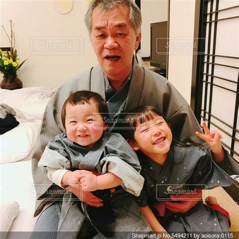 孫を抱くおじいちゃんの写真・画像素材[5494211] Snapmart（スナップマート）