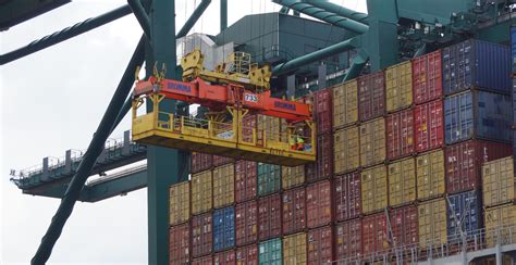 how service discovery works in containerized applications