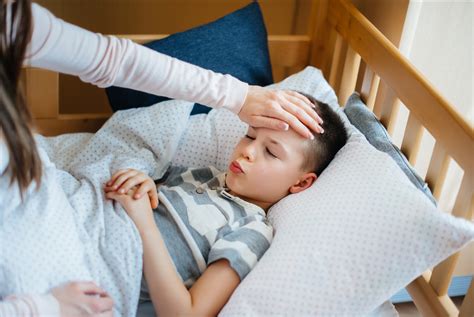 五个月宝宝发烧怎么办怎样退烧快（婴幼儿发烧怎么办？6种方法可以降温！） 说明书网