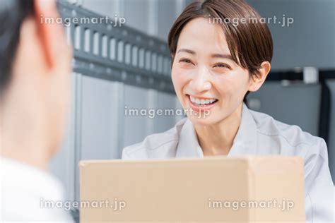 作業着を着た日本人男女の写真素材 [206710966] イメージマート