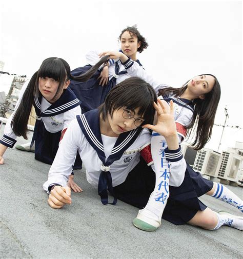 【新しい学校のリーダーズ】4人組がオトナブルーをyoutubeでセーラー服に腕章ダンスが古くて新しい【atarashii Gakko