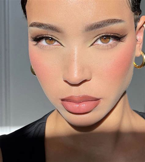 Siren Eye Vs Doe Eye The Battle Between Two Eyeliner Styles On Tiktok