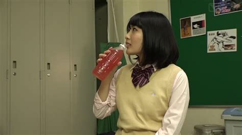 ミニスカートを履いたパンチラ女子校生に媚薬を飲ませると自らニーハイソックスを擦りつけながら淫らにパンツを湿らせ、カニバサミで中出しを求めた