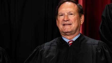 Justice Alitos Wife Raised Upside Down Flag Amid Neig Deepnewz