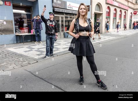 Fille Sur Une Rue Holesovice De Prague République Tchèque Photo Stock