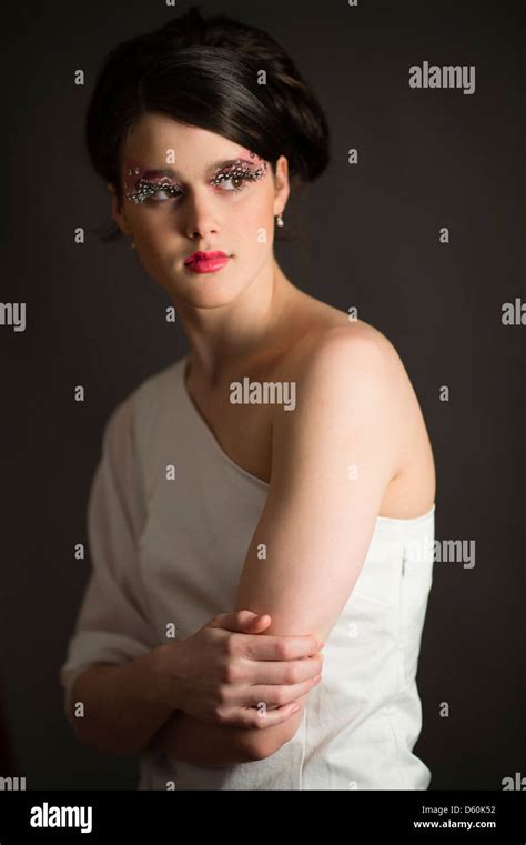 Chica Modelando Ropa Fotografías E Imágenes De Alta Resolución Alamy