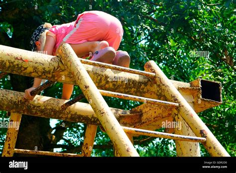 Süße Kleine Mädchen Klettern Auf Einem Klettergerüst Auf Dem Spielplatz