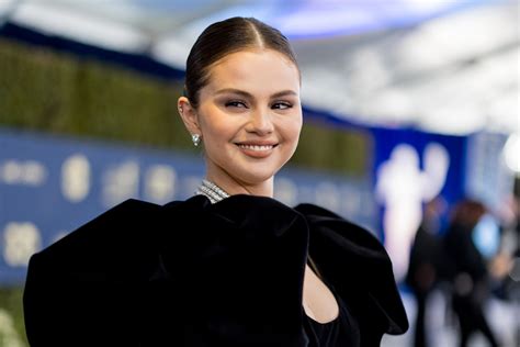 Avoiding The Internet For Years Like Selena Gomez Is My New Life Goal