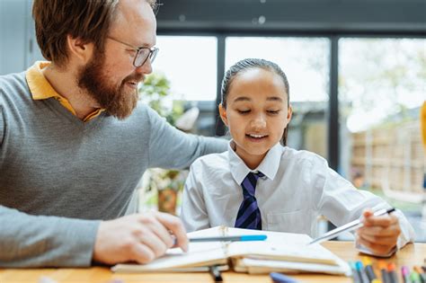 Photo Libre De Droit De Père Faisant Ses Devoirs Avec Sa Fille Tous