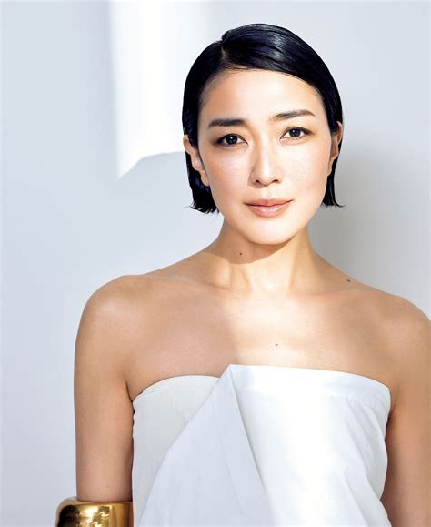 板谷由夏さんがまとう “白” のロングドレスに夢中！現在出演中のドラマ『東京タワー』での白の装いにも注目 Precious Jp（プレシャス）