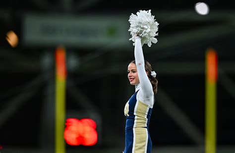 Notre Dame Cheerleader Is Making Headlines Before Ohio State Game The