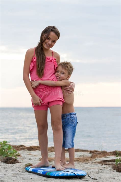 Sorella E Fratello Che Si Abbracciano Immagine Stock Immagine Di