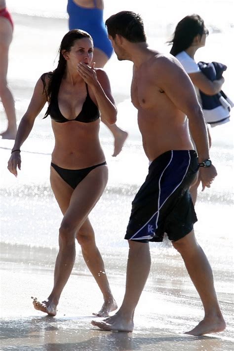 Courteney Cox Bikini Nip Slip En La Playa En St Barts Fotos Porno Xxx