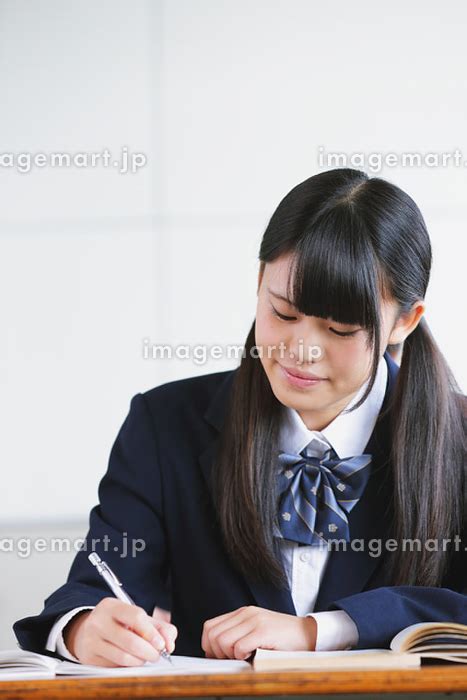 授業中の女子高生の写真素材 [129102983] イメージマート