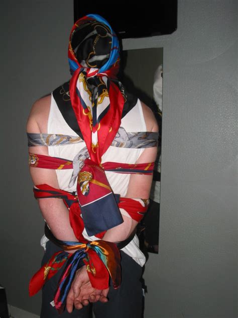 Ligotée Avec Des Foulards Enfouie Sous Les Foulards Flickr