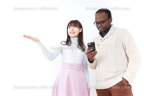 外国人観光客に道案内をする若い女性の写真素材 [114972585] イメージマート