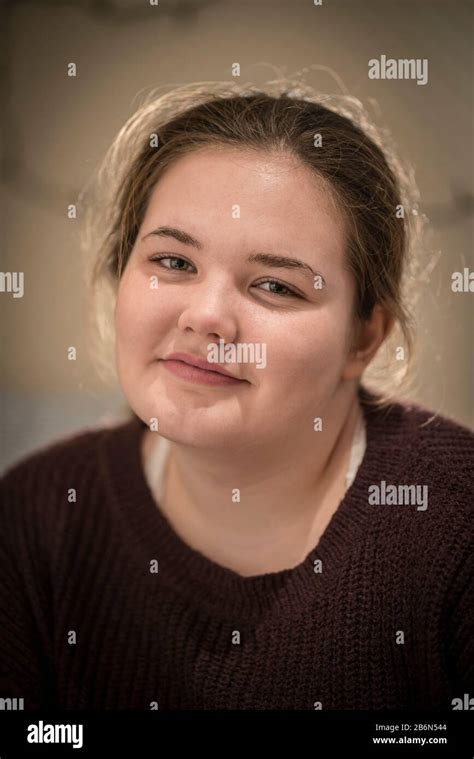 Jeune Fille De 14 Ans Aux Yeux Marrons Banque De Photographies Et D