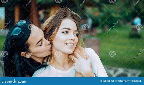 Amor Y Deseo Pares Lesbianos En Amor Mujeres Lesbianas Con Mirada