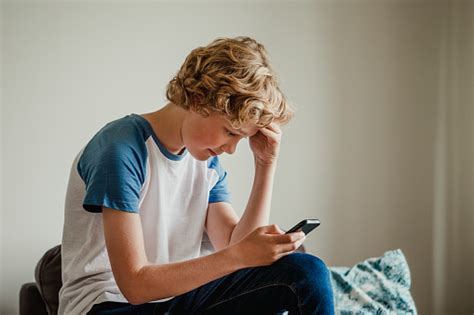 Photo Libre De Droit De Adolescent Utilise Téléphone Banque Dimages Et
