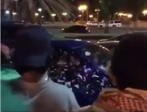 فيديو يوثق لحظة الاعتداء على فتاة أثناء تواجدها داخل السيارة صحيفة