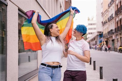 Pareja De Lesbianas Con Actitud Lúdica Mostrando Con Orgullo Una