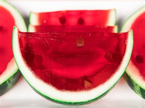 طرز تهیه ژله در پوست هندوانه مخصوص شب یلدا با طعم عالی مجله کوروش