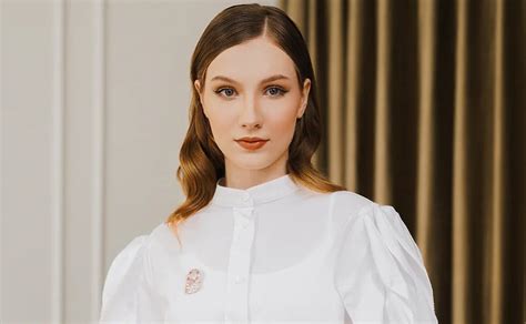 Daftar Warna Baju Netral Yang Cocok Untuk Semua Bawahan Buttonscarves