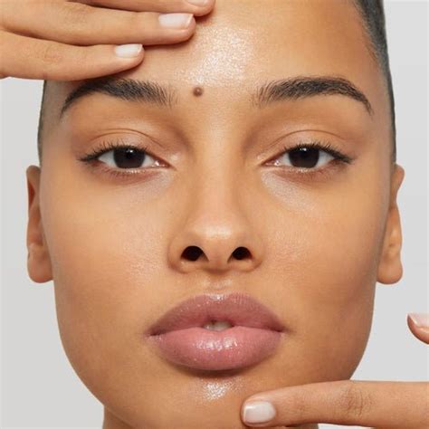 El Arte De Los Masajes Faciales Con Los Productos De Cuidado De La Piel