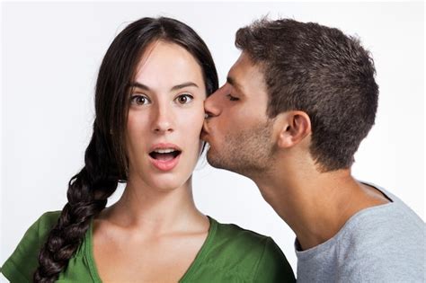 Lhomme Embrassant Une Femme Dans Le Visage Photo Gratuite